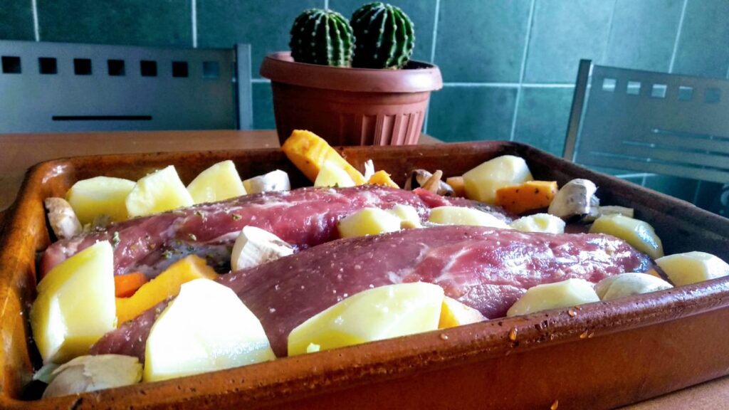 SOLOMILLO DE CERDO AL HORNO CON GUARNICIÓN FANTASÍA HALLOWEEN